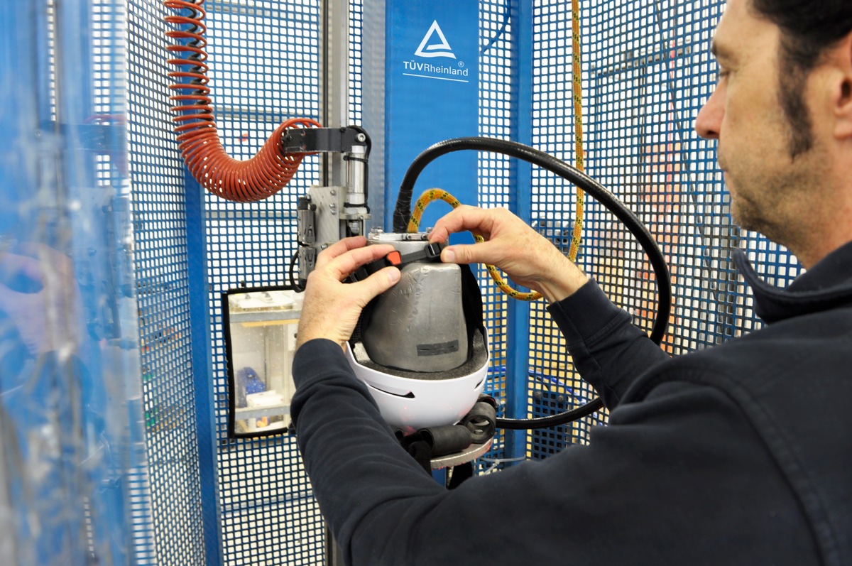 TÜV Rheinland: Sicher in die Wintersaison mit zertifizierten Skihelmen ...
